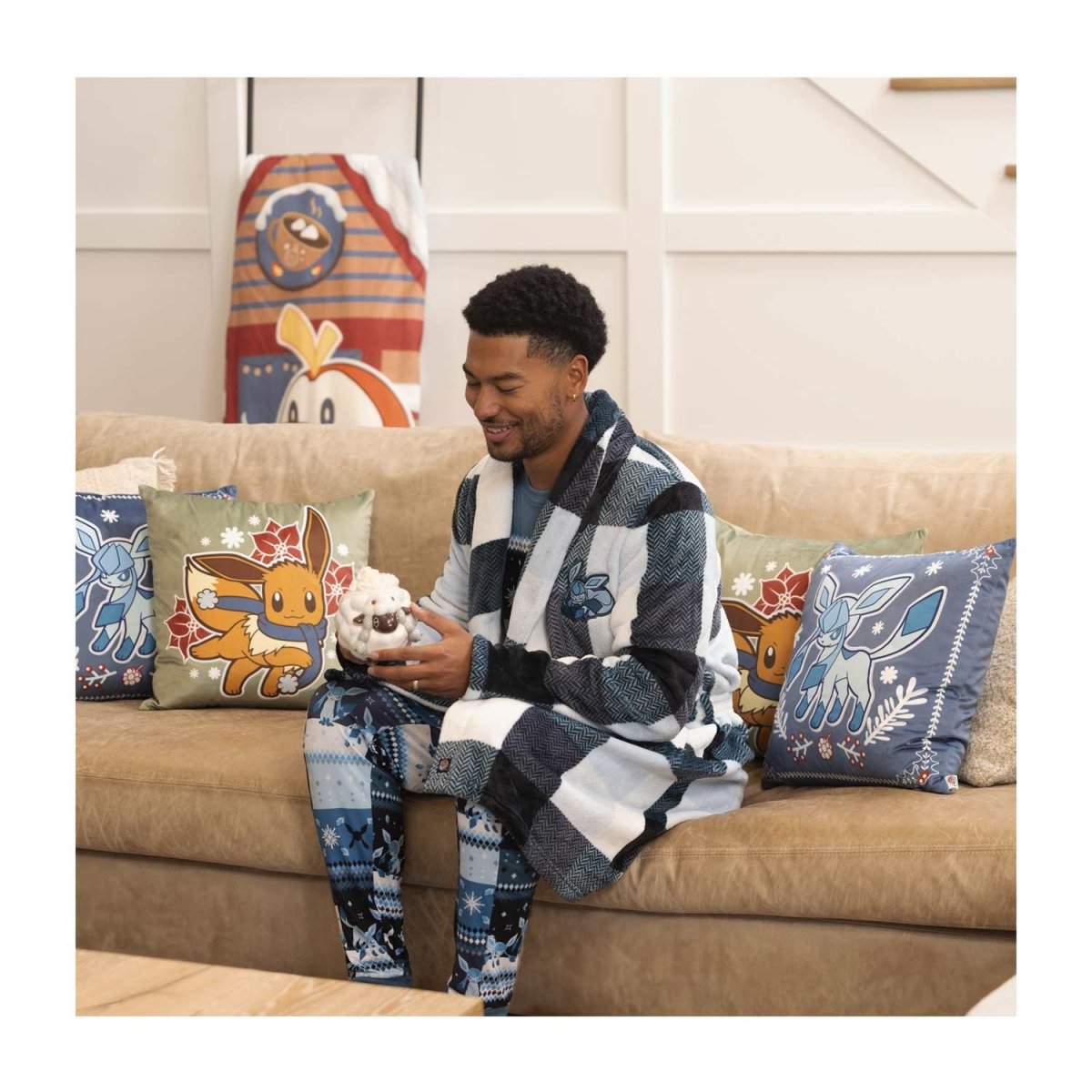 Glaceon Blue & Black Robe - Adult | Pokémon Center UK Official Site