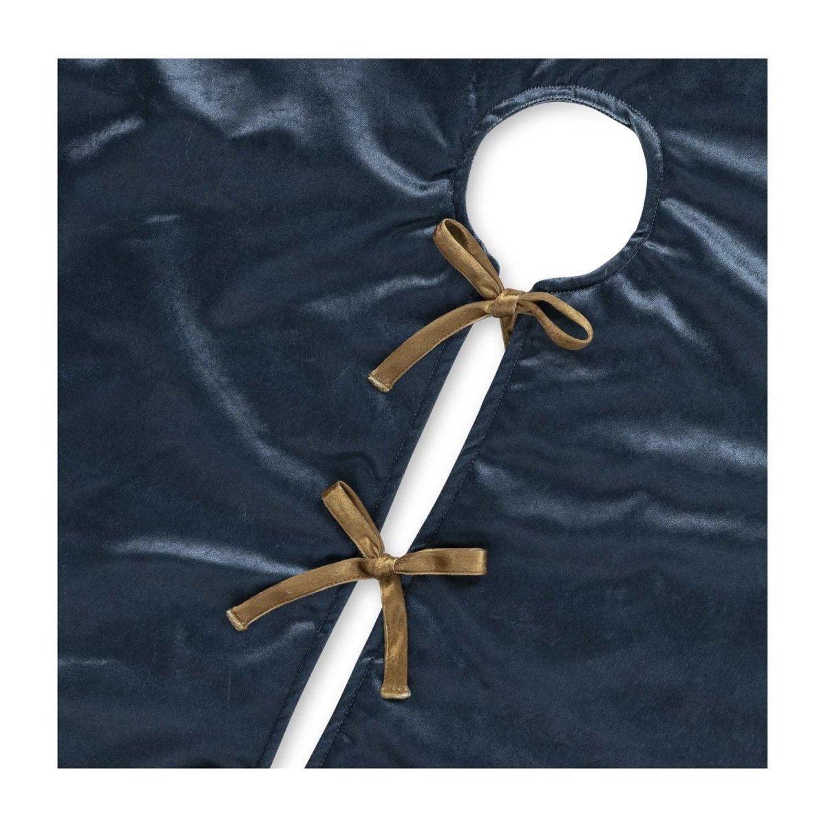 Pokémon Winter Wonders Blue Tree Skirt | Pokémon Center Official Site