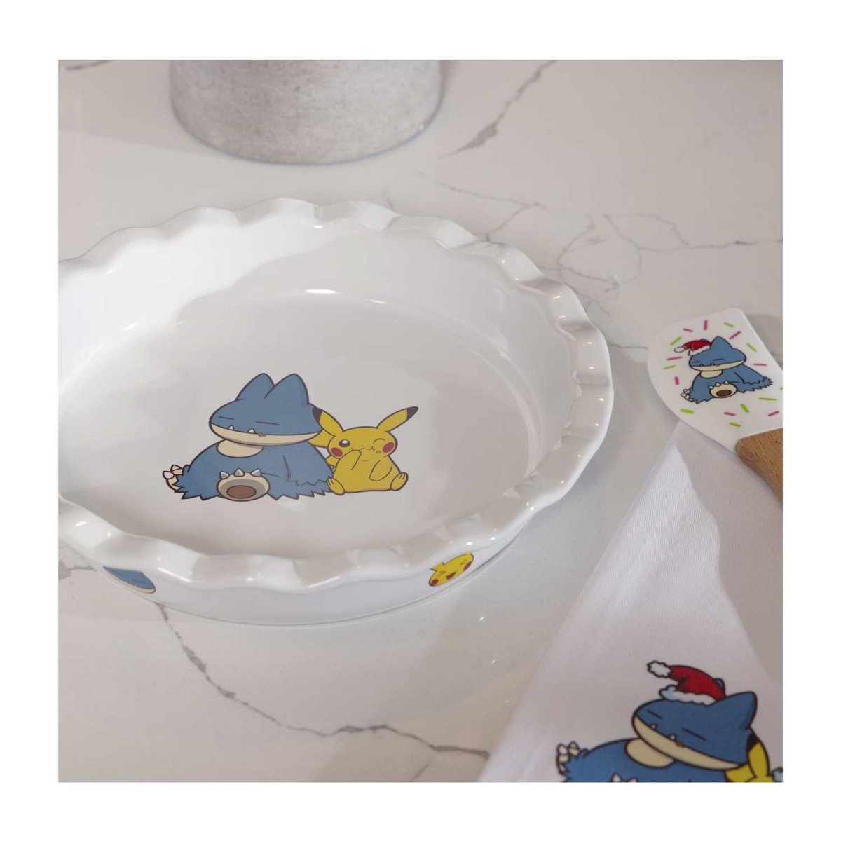 Pikachu & Munchlax Pokémon Holiday Pie Dish | Pokémon Center Official Site