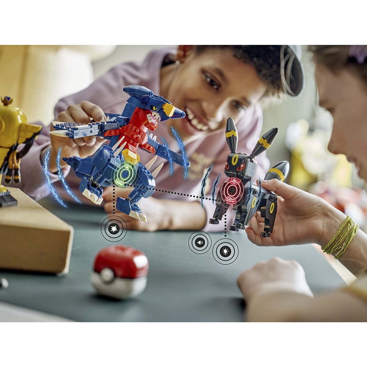 LEGO® Pokémon™ SMART Play™: Umbreon vs. Garchomp Championship Battle ...