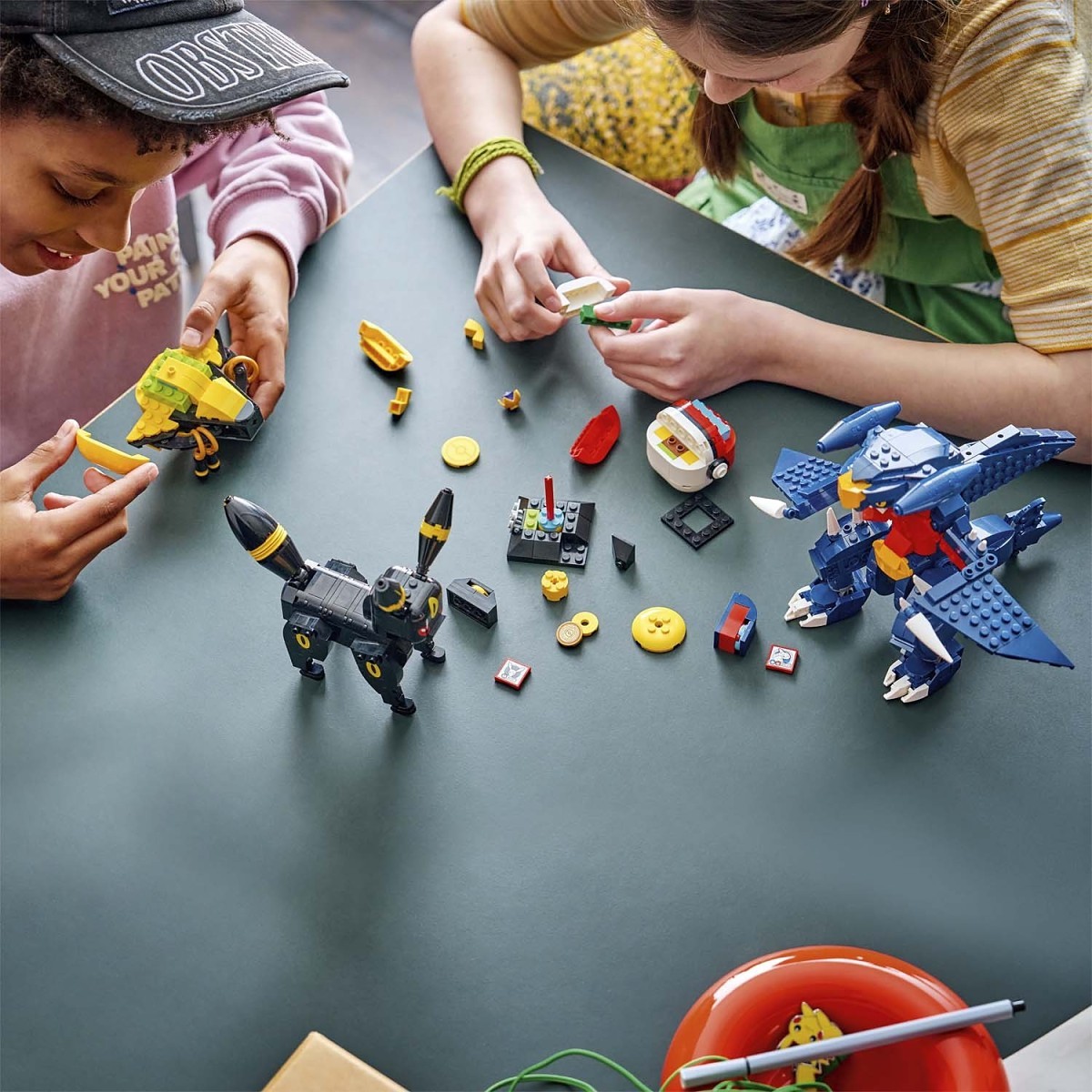 LEGO® Pokémon™ SMART Play™: Umbreon vs. Garchomp Championship Battle ...