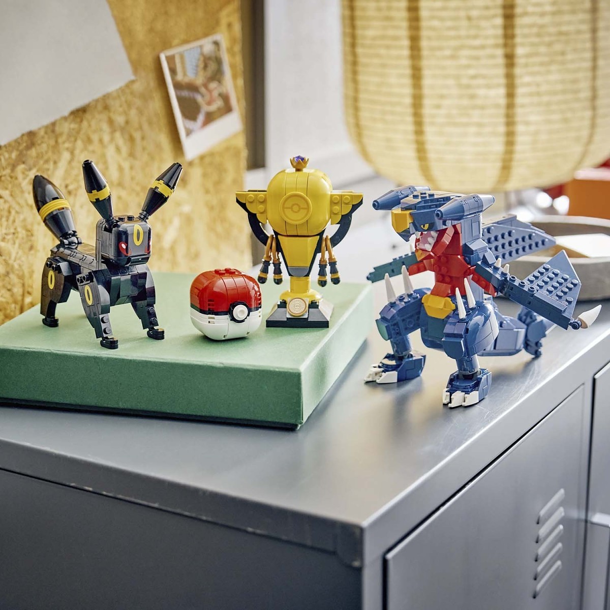 LEGO® Pokémon™ SMART Play™: Umbreon vs. Garchomp Championship Battle ...